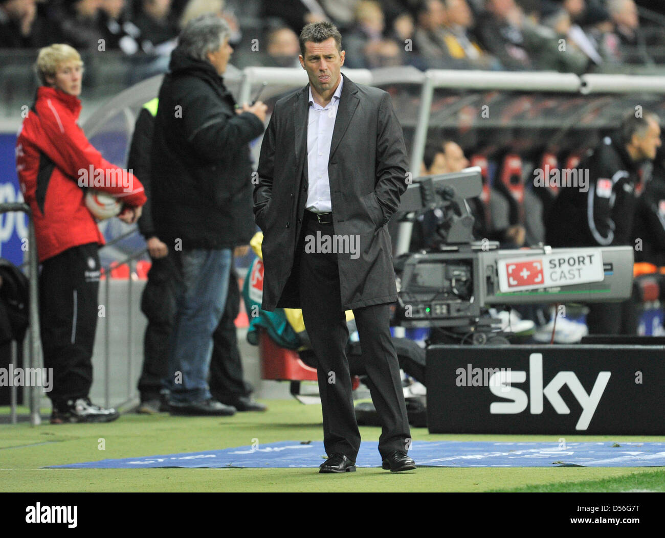 Frankfurts Trainer Michael Skibbe beim deutschen Fußball-Bundesliga ...