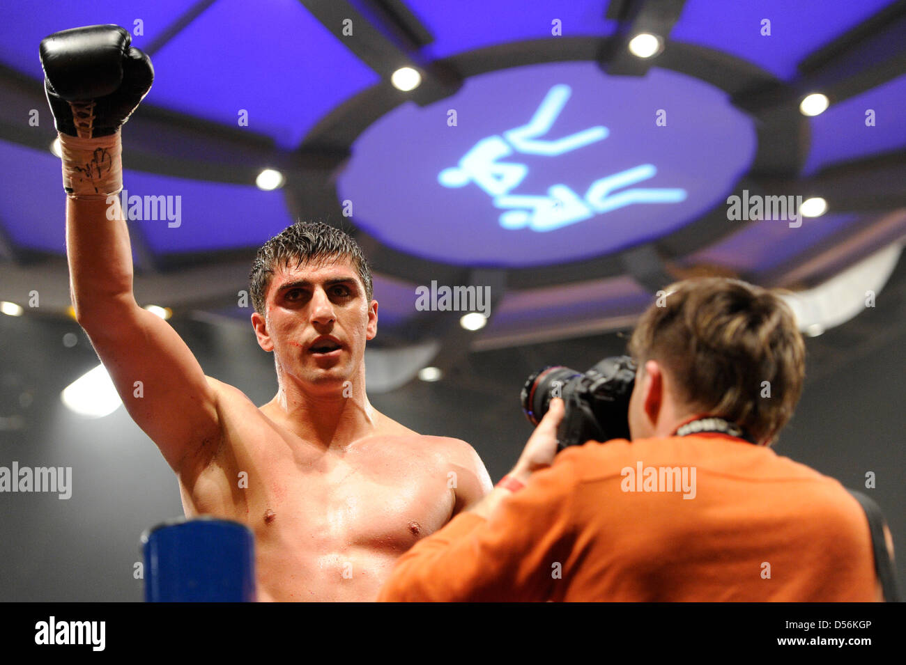 Deutscher Boxer Marco Huck feiert nach seinem Sieg gegen die uns ...