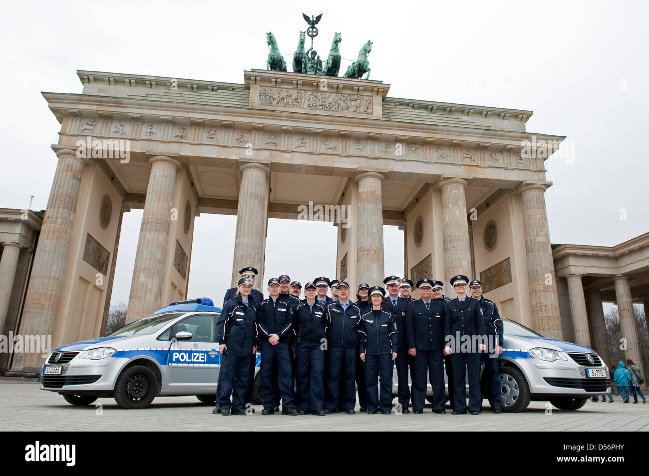 Polizisten stellen Berliner Polizei neue Uniform in Berlin, Deutschland ...