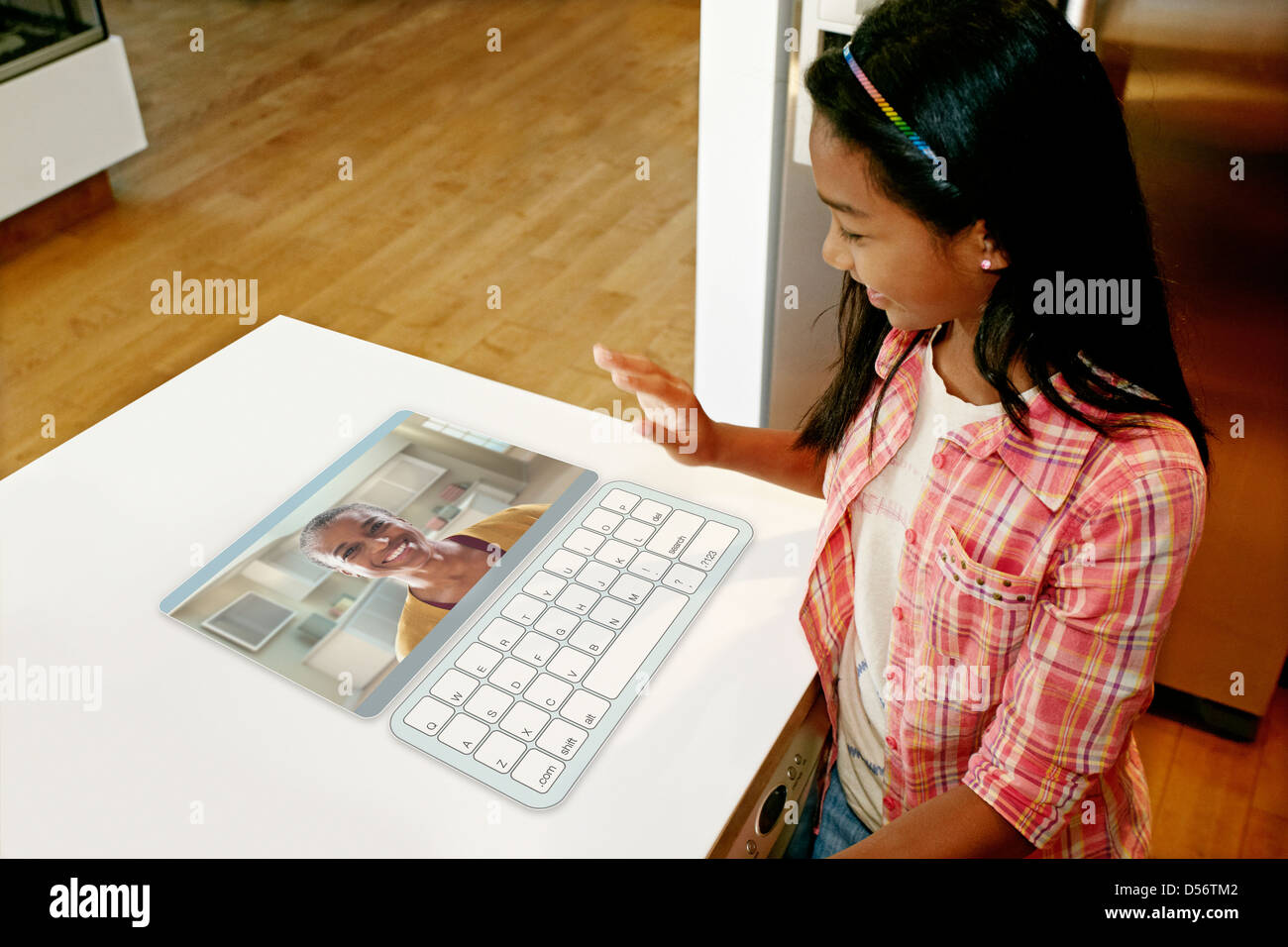 Mädchen, die Mutter in Computer in Tabelle winken Stockfotografie - Alamy