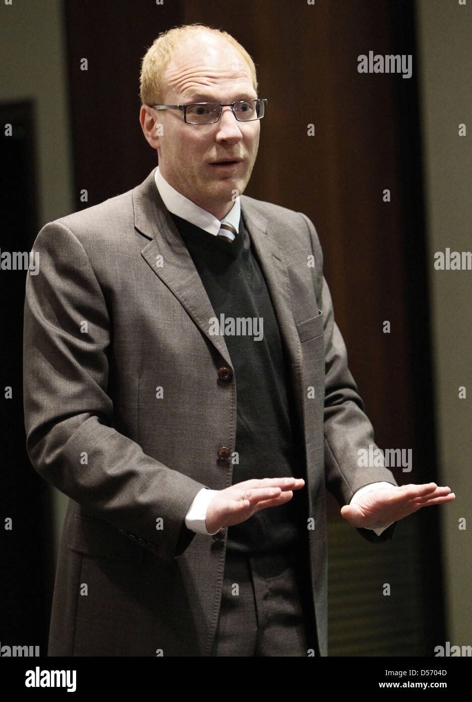 Deutscher Fußball-Bund (DFB) Sportdirektor Matthias Sammer hält eine ...