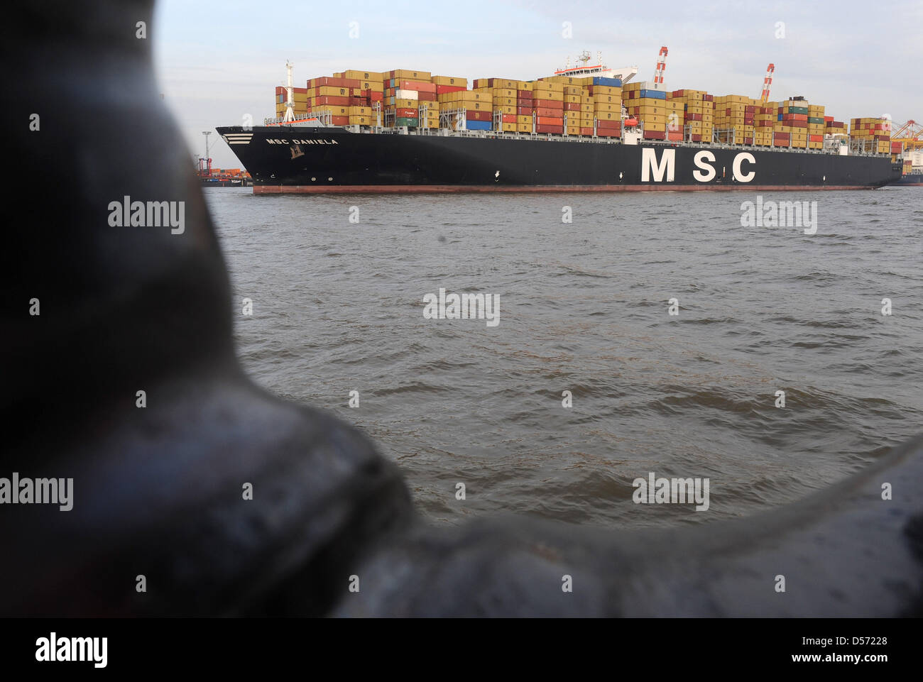 Container-Schiff "MSC Daniela" 365 Meter Länge und 51 m breite Mauren am Containerterminal in ...