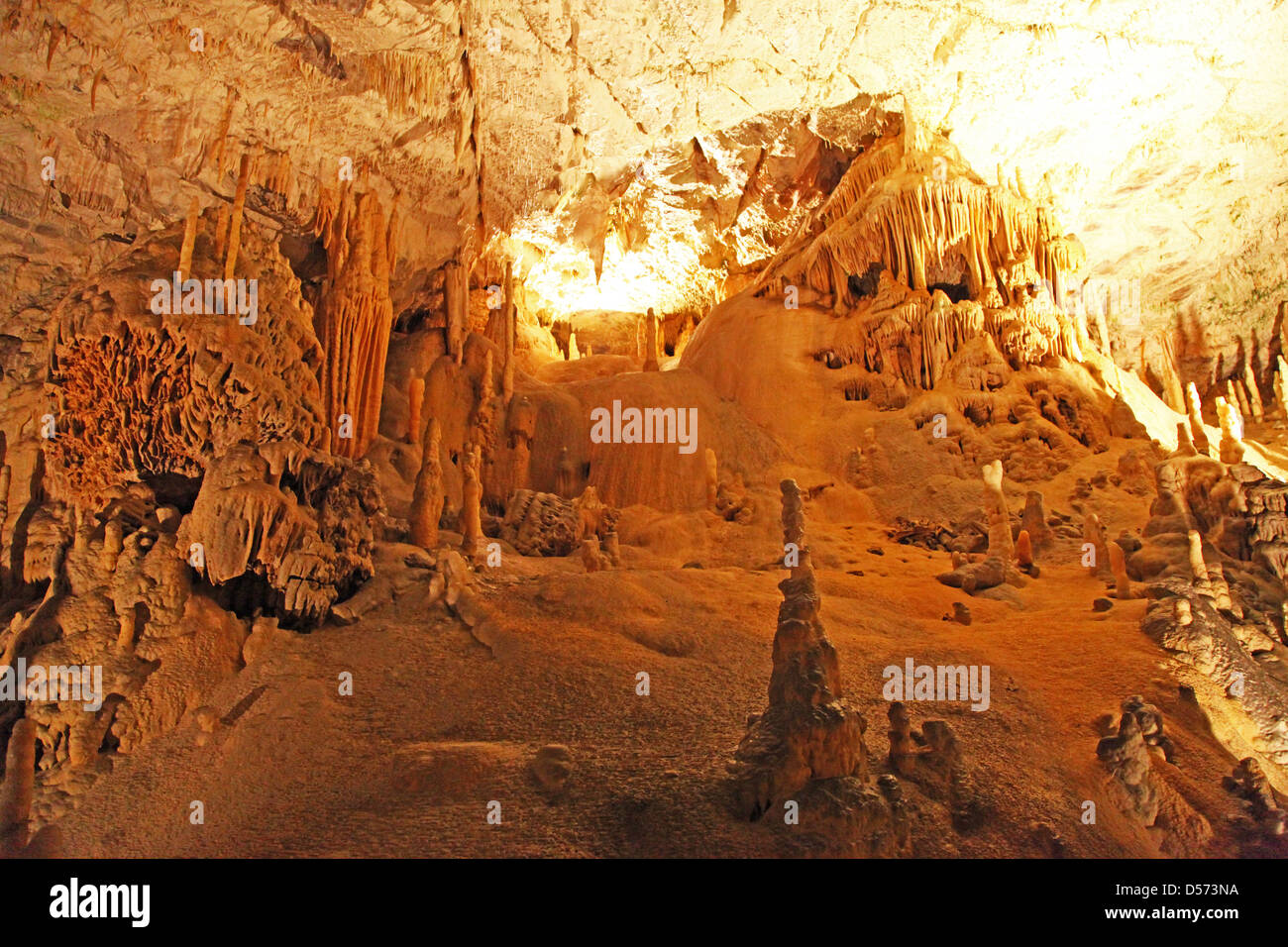 Stalaktiten und Stalagmiten in Höhlen von Postojna Slowenien ...