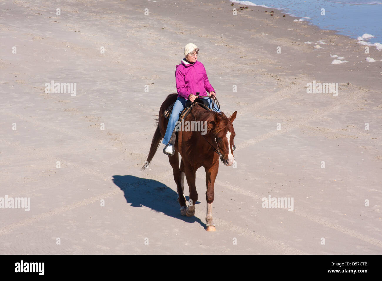 Menschen Reiten Am Strand Reiten Stockfotos und -bilder Kaufen - Seite ...