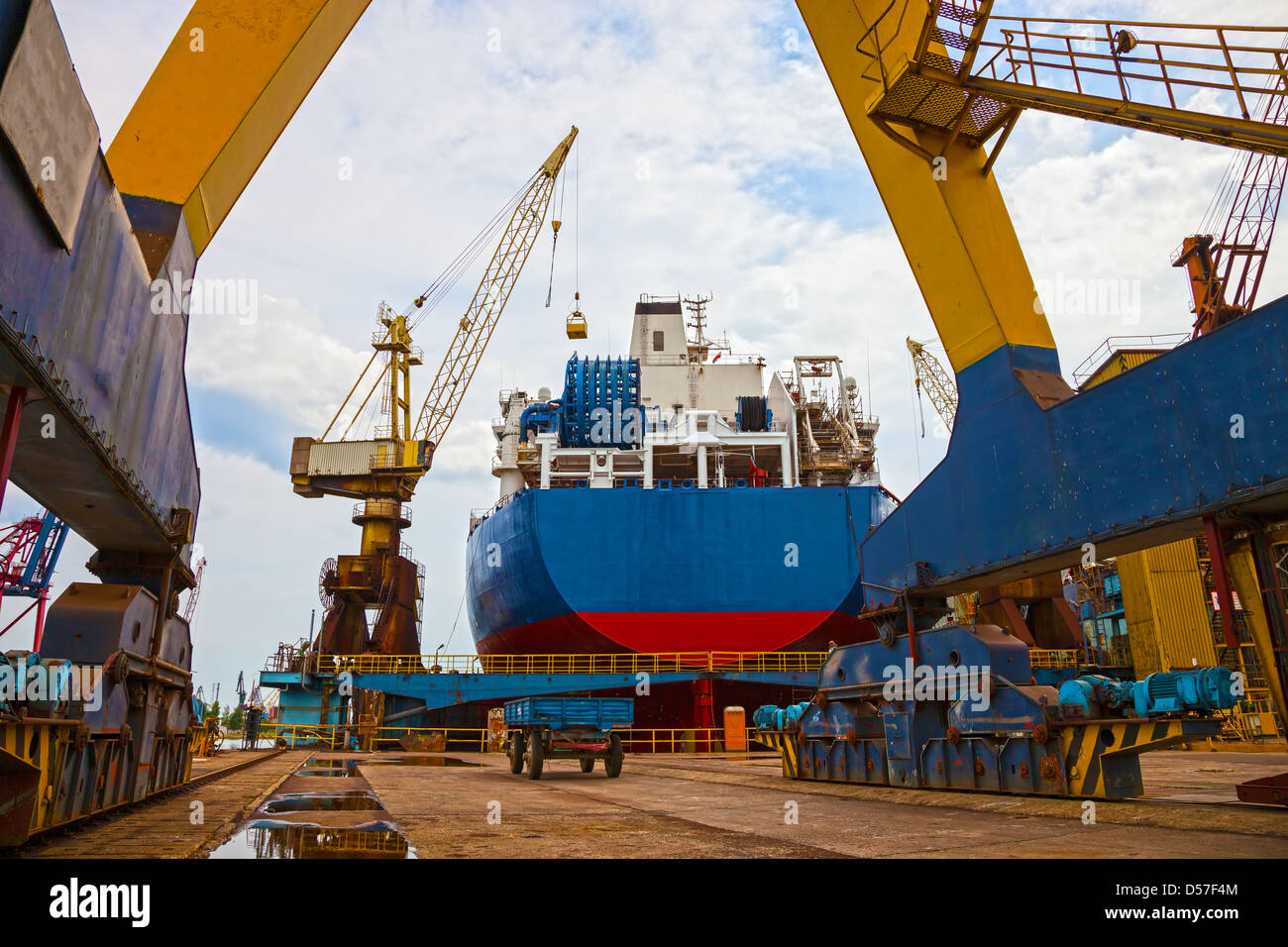 Crane ship building shipyard -Fotos und -Bildmaterial in hoher ...