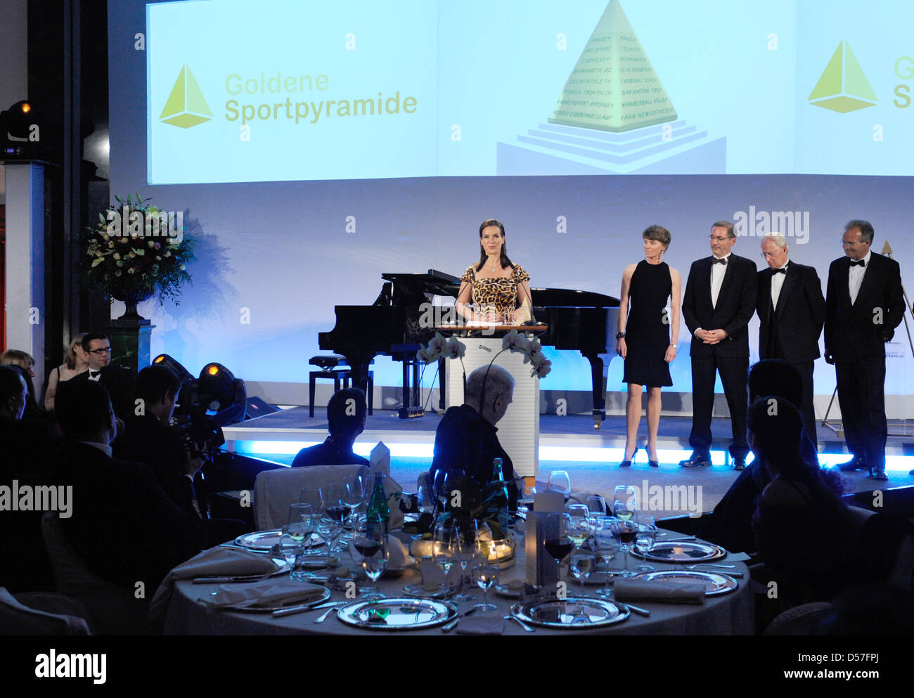 Deutsche ehemalige Eiskunstlauf-Weltmeister Katarina Witt lächelt mit ...