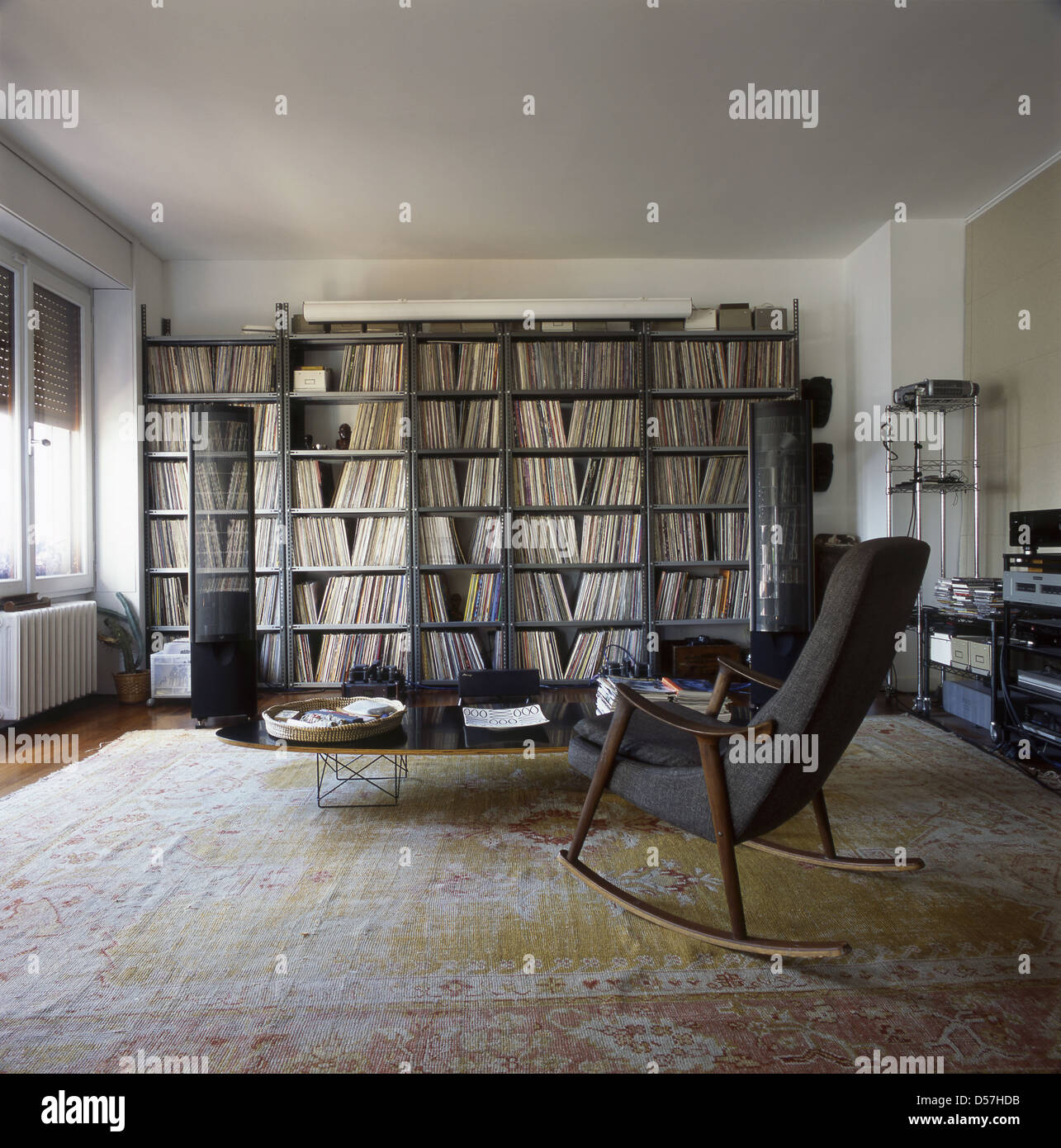Inneneinrichtung eines Wohnzimmers in eine Wohnung mit einem Schaukelstuhl und Bücherregale mit ...