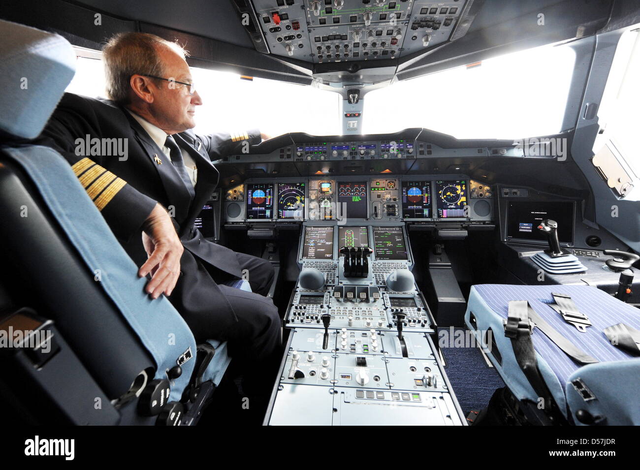 Lufthansa Chef pilot Juergen Rapp sitzt im Cockpit das erste Flugzeug ...