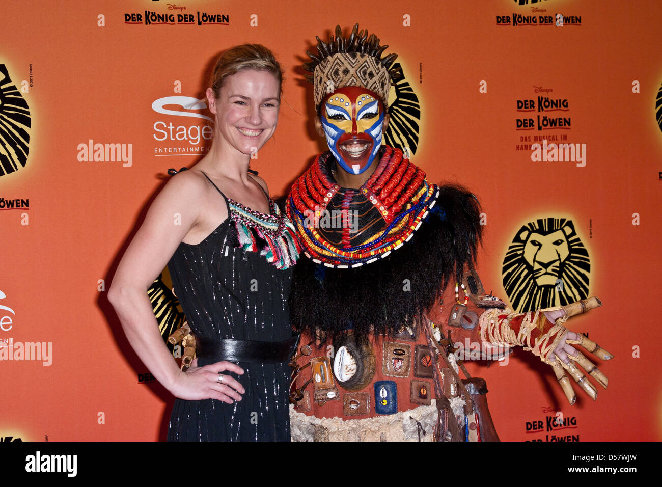 Rhea Harder und Rafiki auf die bei der 10. Jubiläums-Gala von Disneys ...