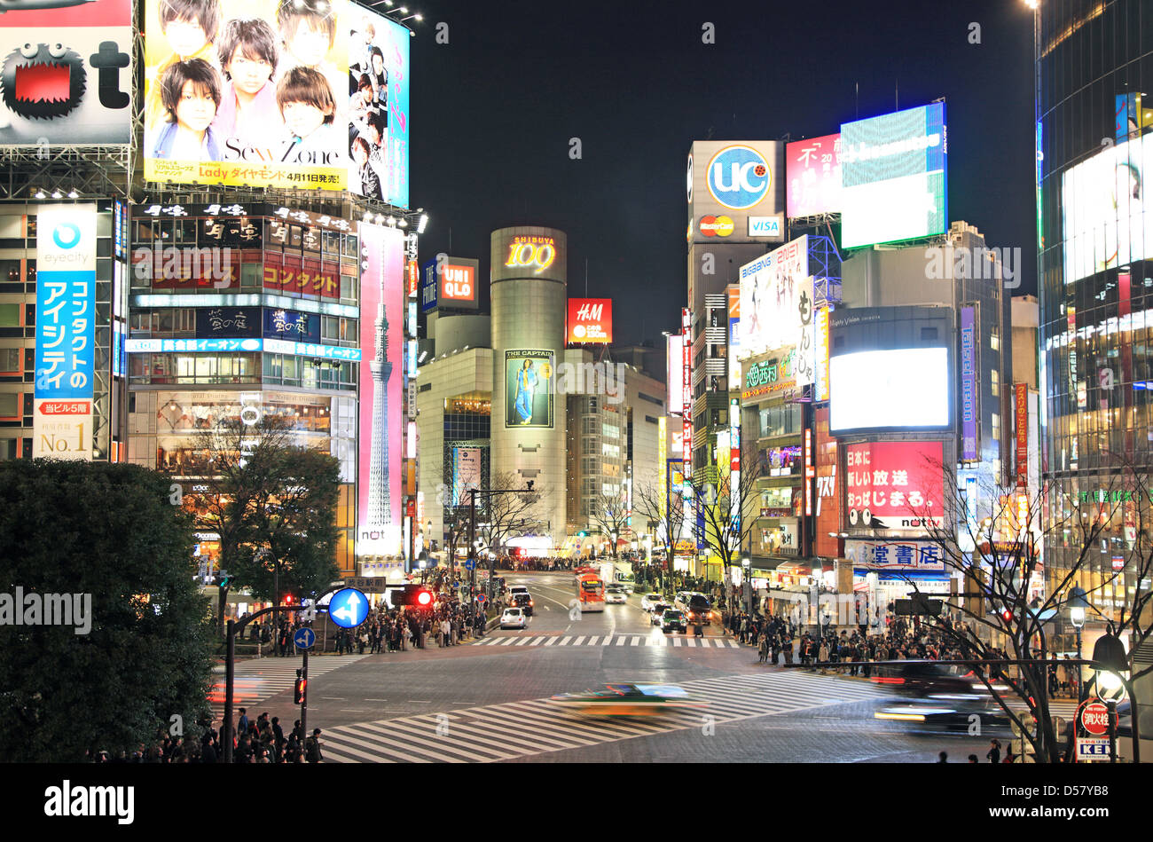 Japan, Tokio, Shibuya-Kreuzung in der Nacht Stockfotografie - Alamy