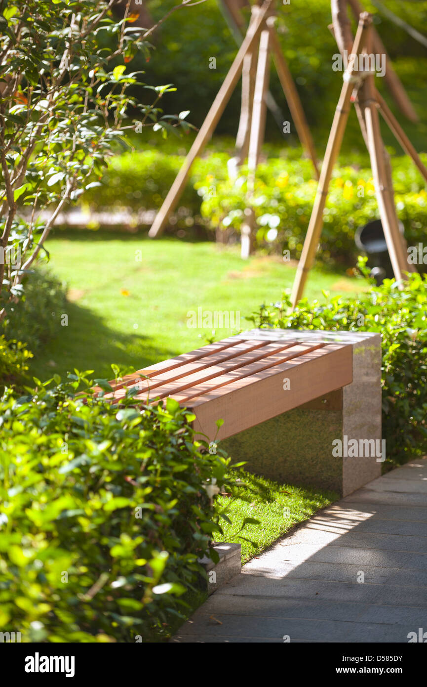 Holzbank im garten -Fotos und -Bildmaterial in hoher Auflösung – Alamy