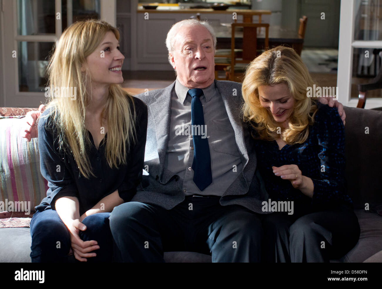Clemence Poesie, Michael Caine, Gillian Anderson am Set des Films "Herr ...