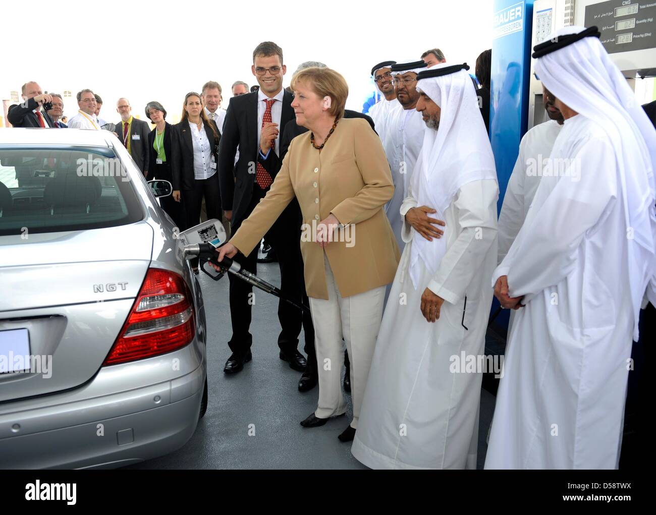Bundeskanzlerin Angela Merkel eröffnet eine Erdgas-Tankstelle von der ...