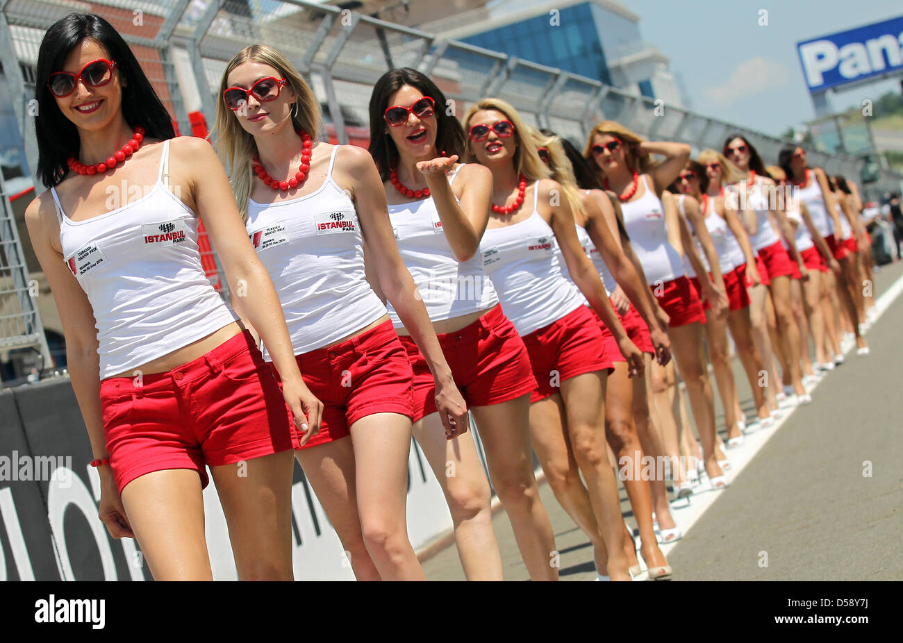 Grid Girls posieren vor dem Formel 1 Grand Prix der Türkei in Istanbul ...