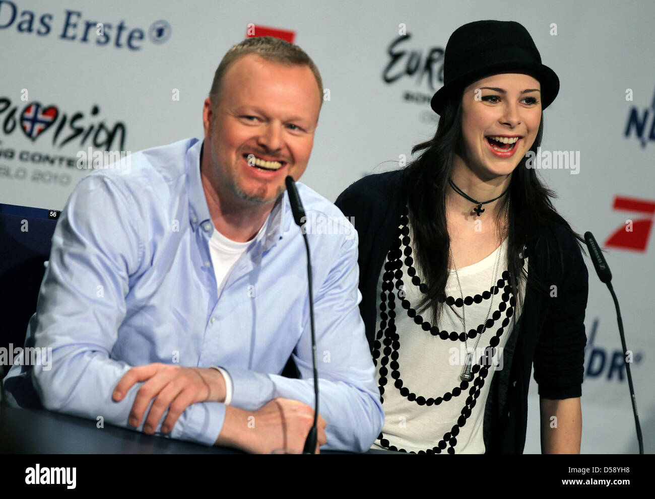 Deutsche Sängerin Lena Meyer-Landrut (R), Gewinner des Eurovision Song ...