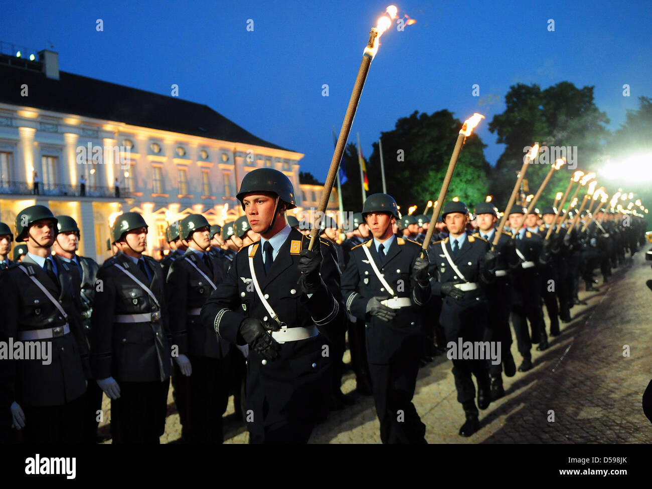 Soldiers guard battalion in berlin -Fotos und -Bildmaterial in hoher ...