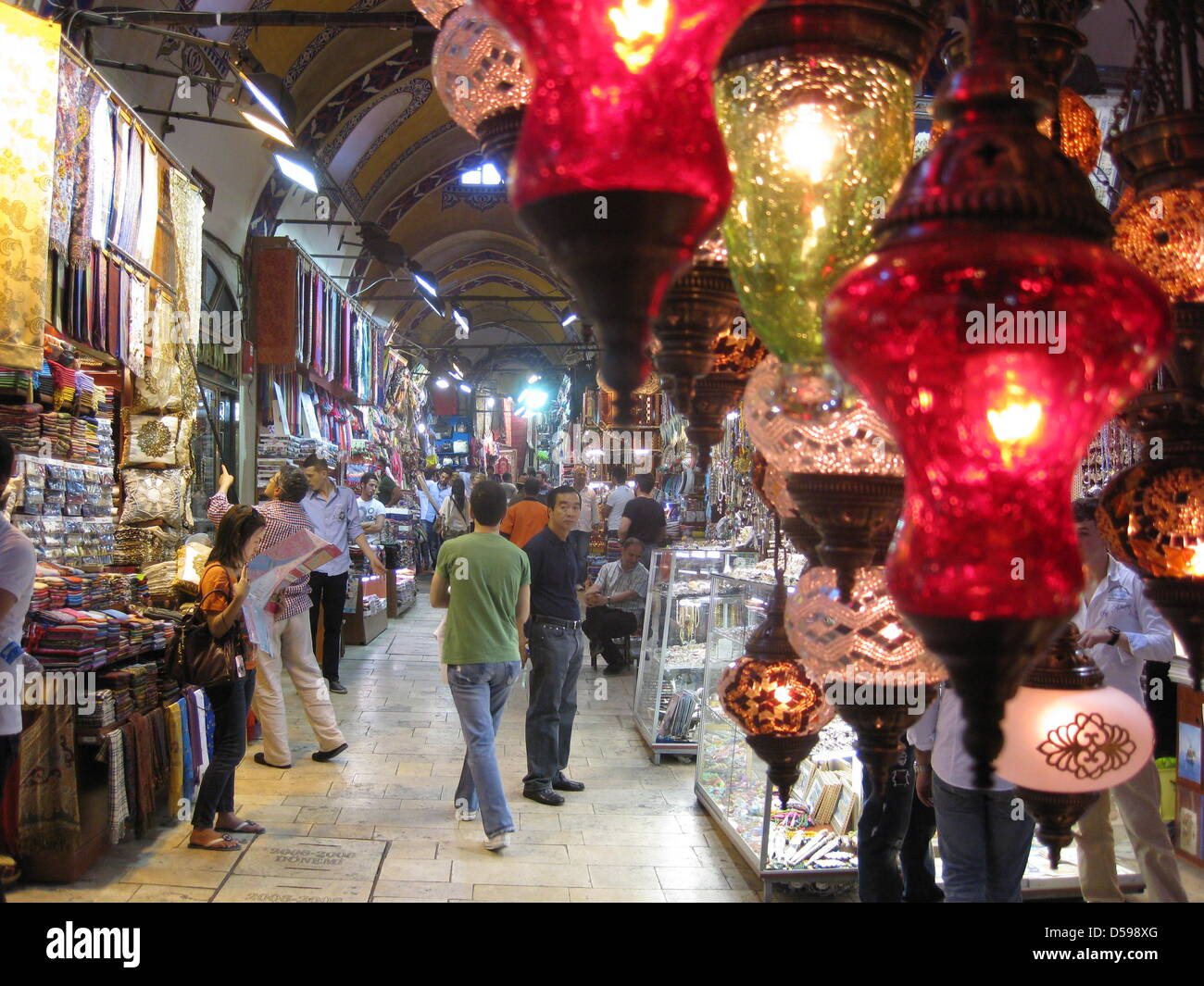 Menschen suchen den großen Basar in einem Gewerbegebiet im Stadtteil ...
