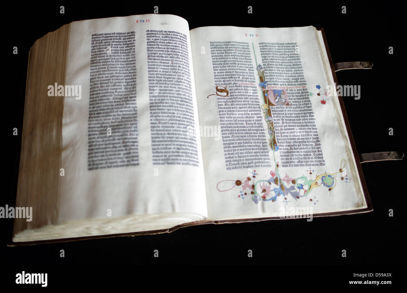 Offenes Buch, original Gutenberg-Bibel auf dem Display in Berlin ...