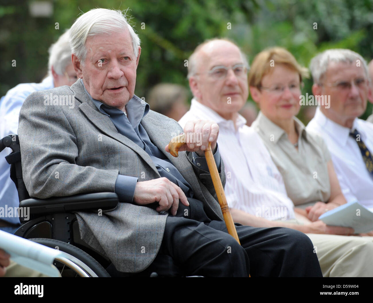 Ehemaligen deutschen Bundeskanzler Helmut Schmidt (L) in einer Rede ...