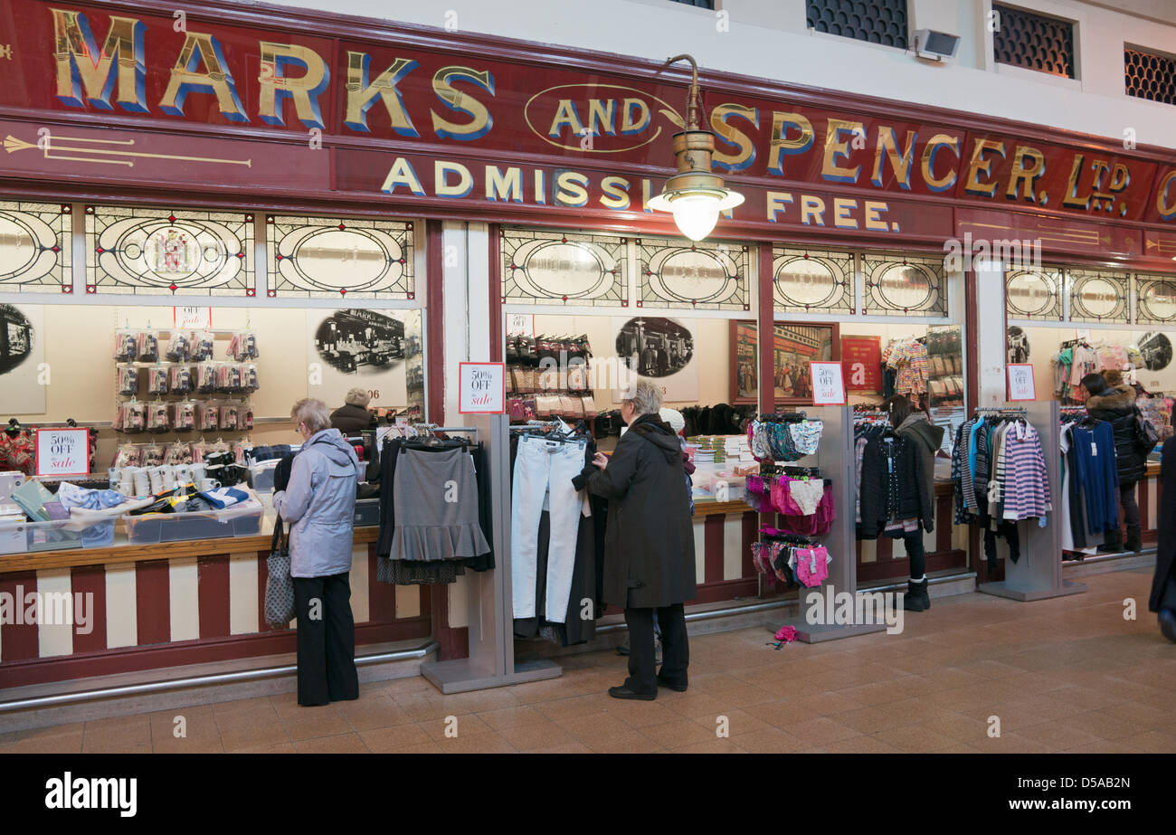 Marks und Spencer Shop innerhalb der Grainger Markthalle Newcastle-Nord ...