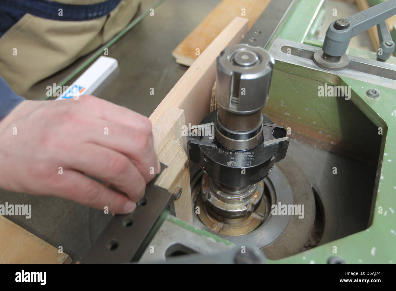 Flensburg, Deutschland, ein Stück Holz wird mit einem Fräser behandelt ...
