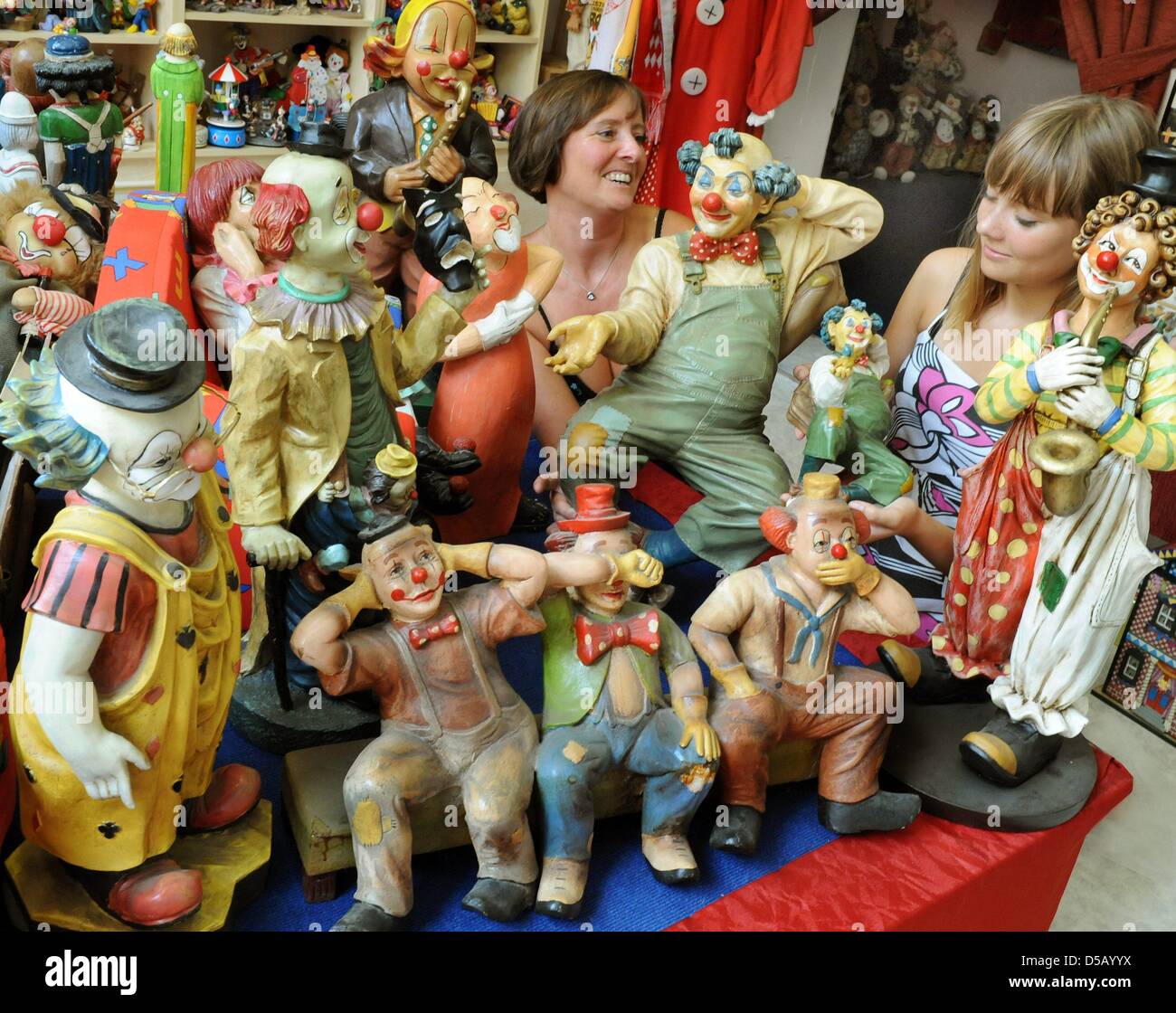 Mutter und Tochter schauen die Clown-Figuren auf dem Display an das ...
