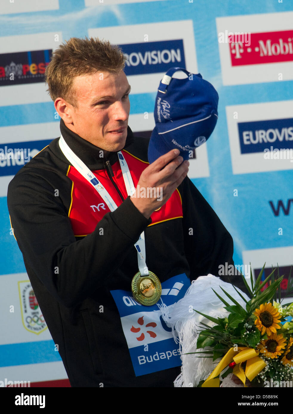 Deutscher Schwimmer Paul Biedermann hebt seinen Hut, wie er mit seiner Goldmedaille um den Hals ...