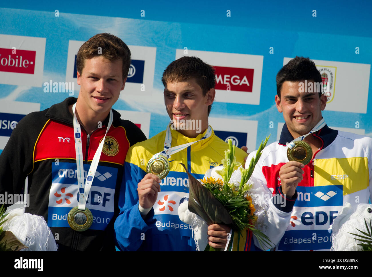 Deutsche Taucher Patrick Hausding (L) stellt zusammen mit ukrainischen ...