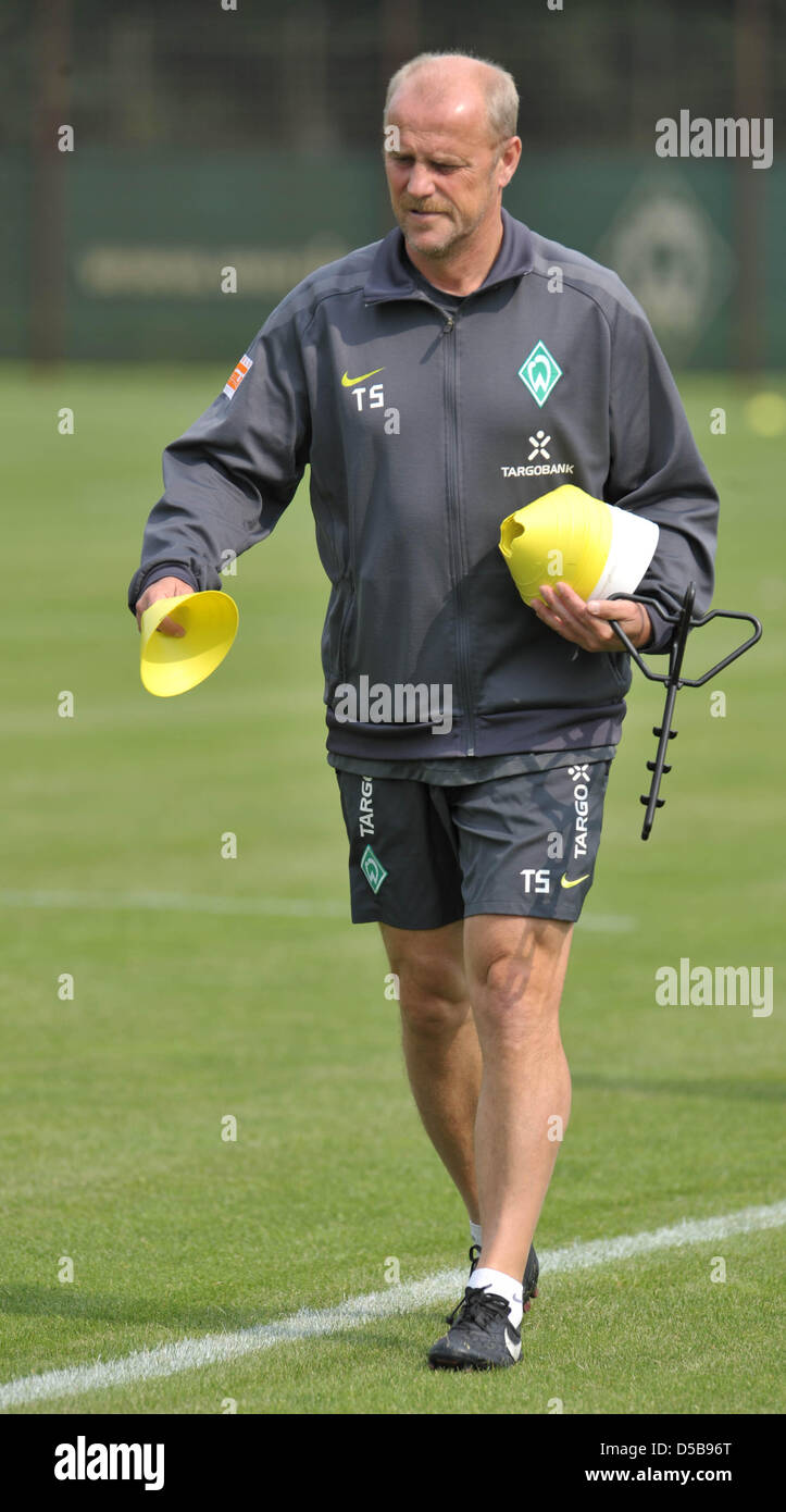 Werder-Trainer Thomas Schaaf bin Donnerstag (12.08.2010) Beim Training ...