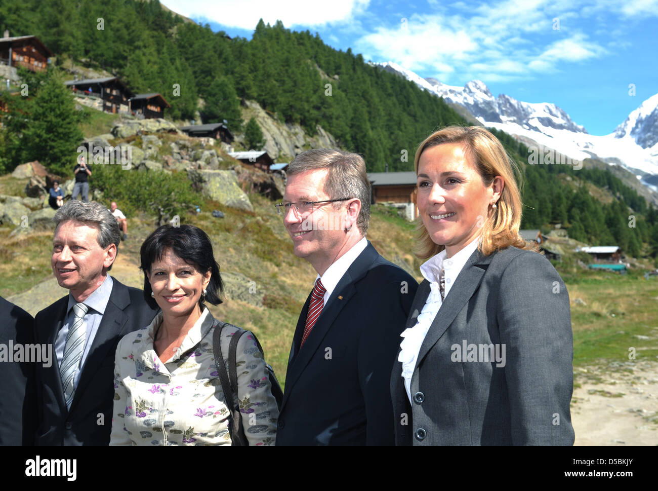 Bundespräsident Christian Wulff und seine Frau Bettina (R) stehen ...