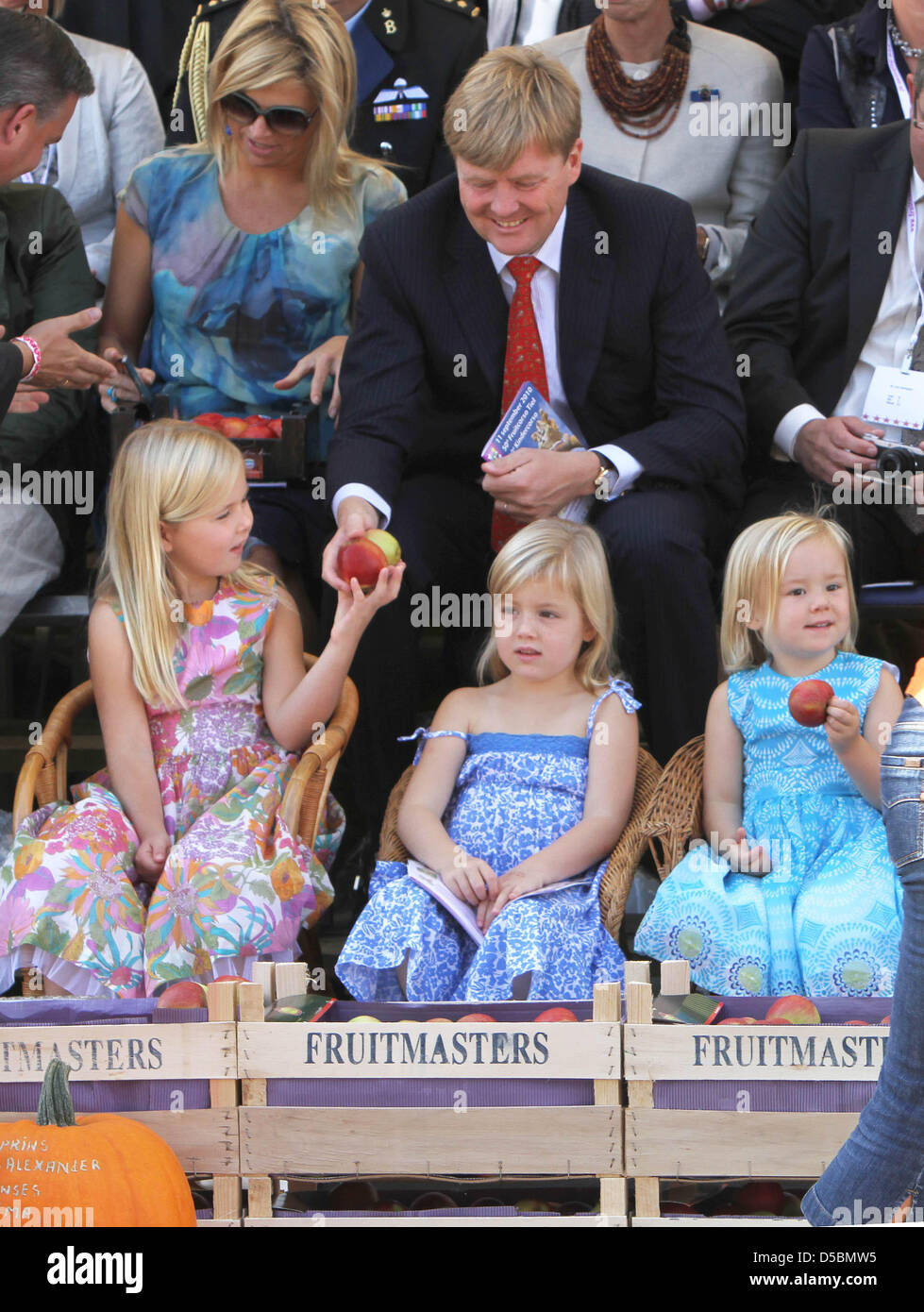 Prince Willem-Alexander (R), Prinzessin Maxima (L) und ihre Kinder (L-R ...
