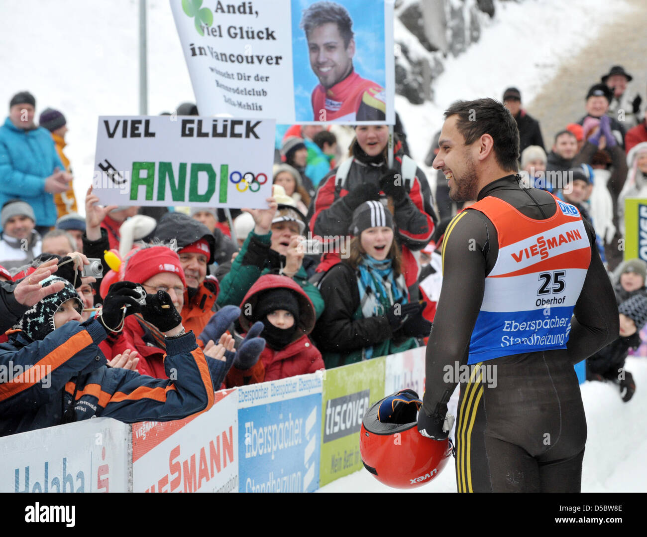 Deutsche Sieger Andi Langenhan feiert mit Fans im Zielraum beim Rodeln ...