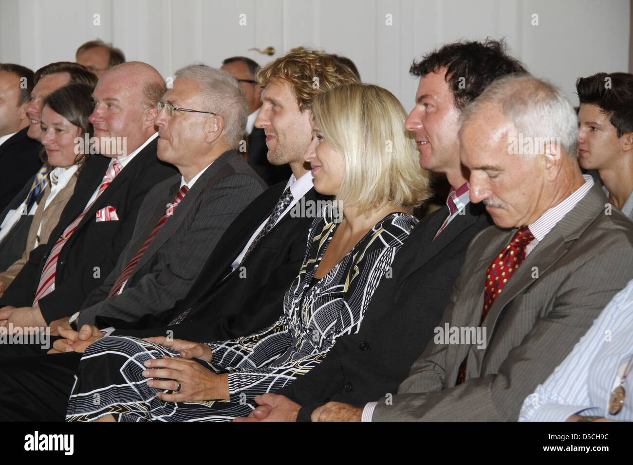 Dirk Nowitzki und Silke Nowitzki Dirk Nowitzki erhält den silbernen ...