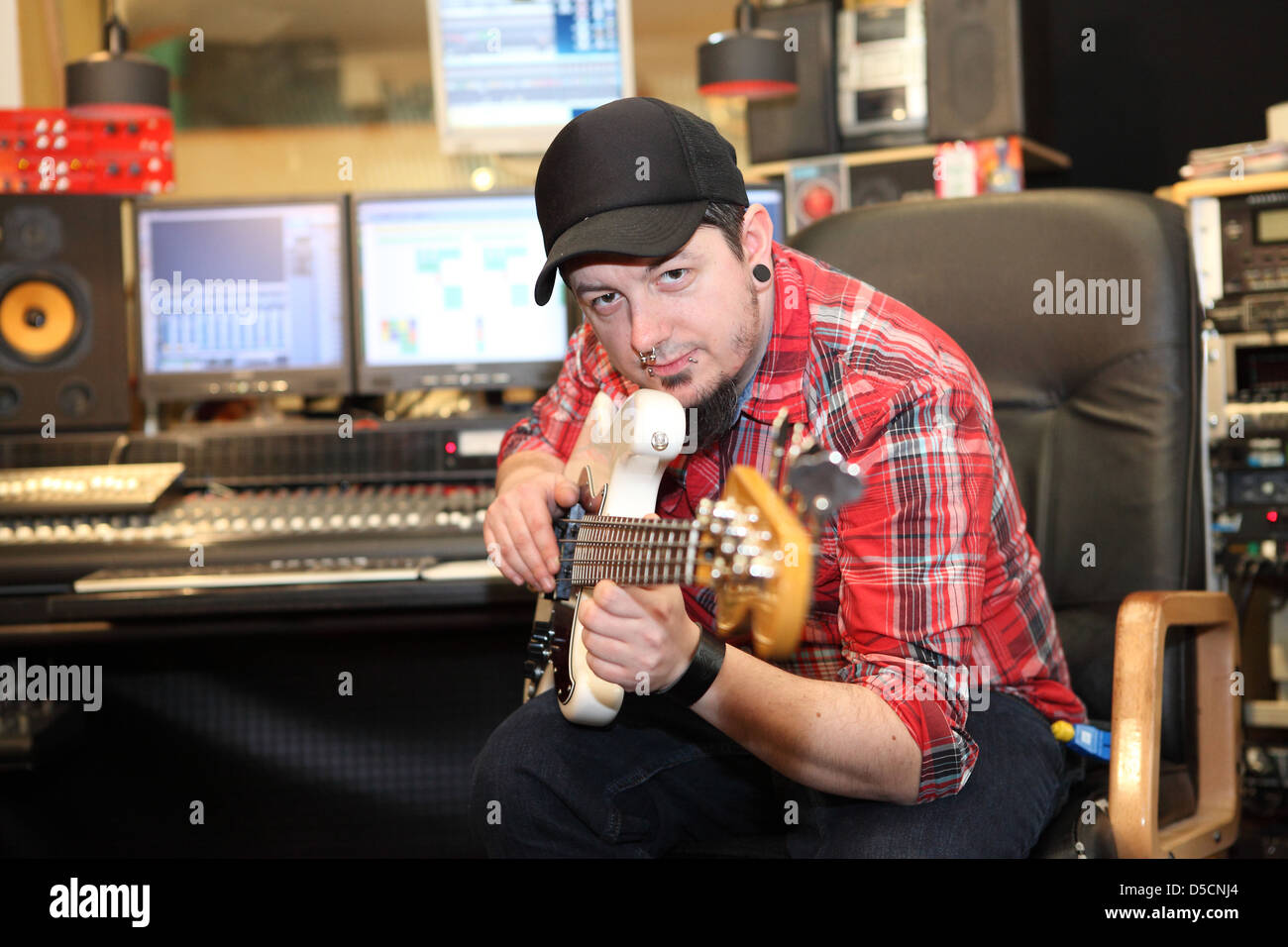 Adam Dera (Ado) der Band "Betontod" das neue Album mit dem Titel ...