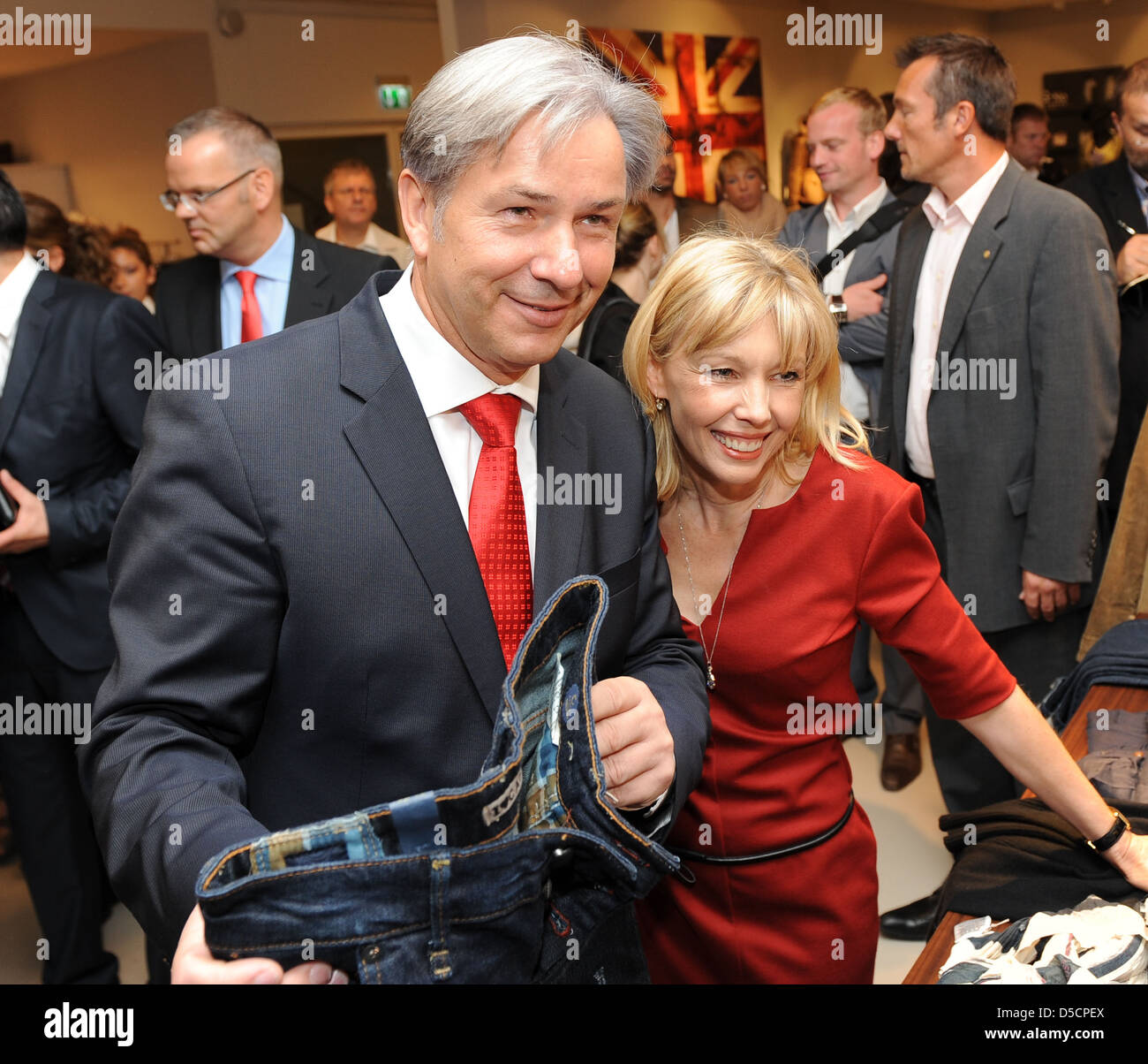 Klaus Wowereit und Doris Schröder-Koepf bei Eröffnung des Kaufhauses ...