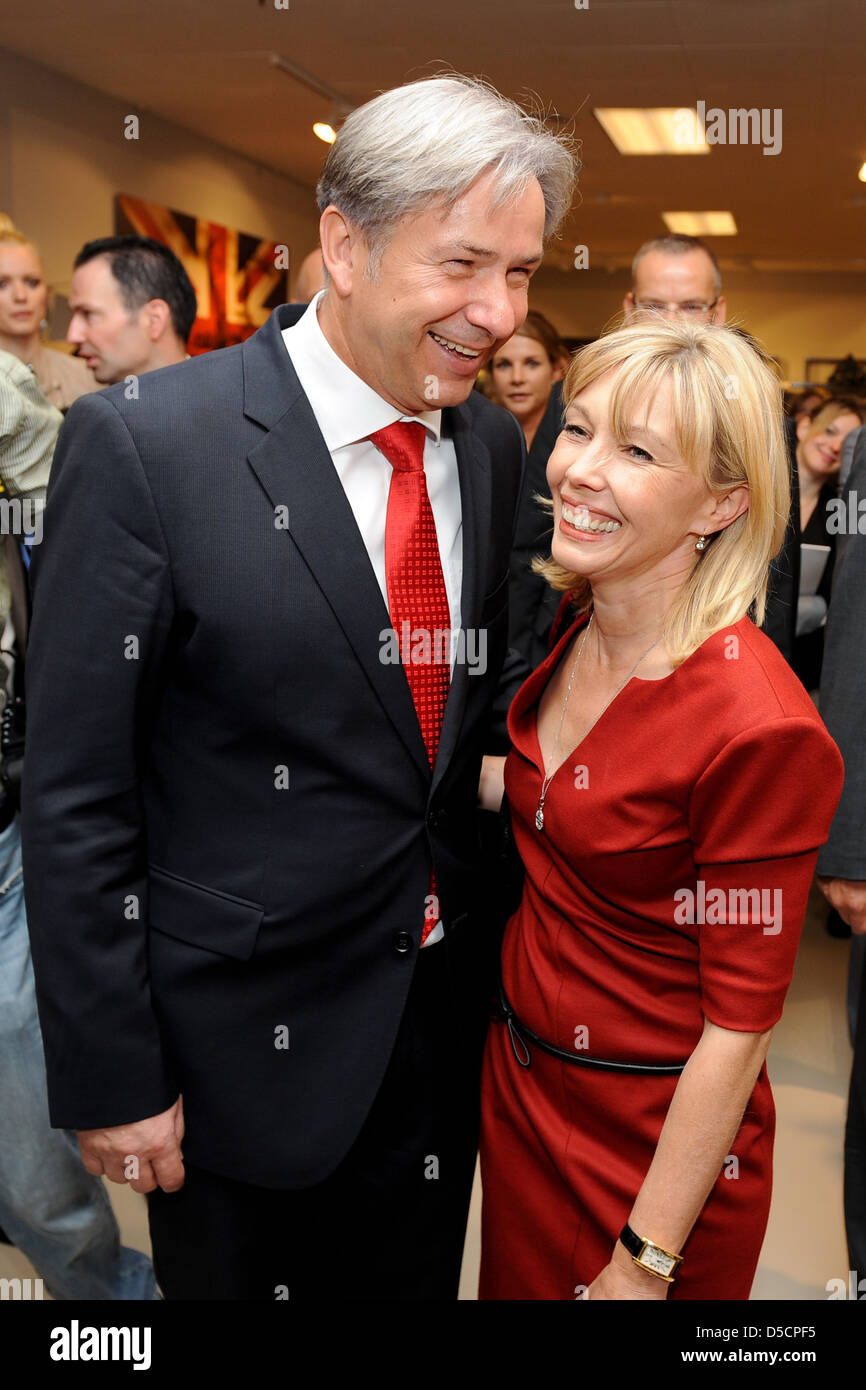 Klaus Wowereit und Doris Schröder-Koepf bei Eröffnung des Kaufhauses ...