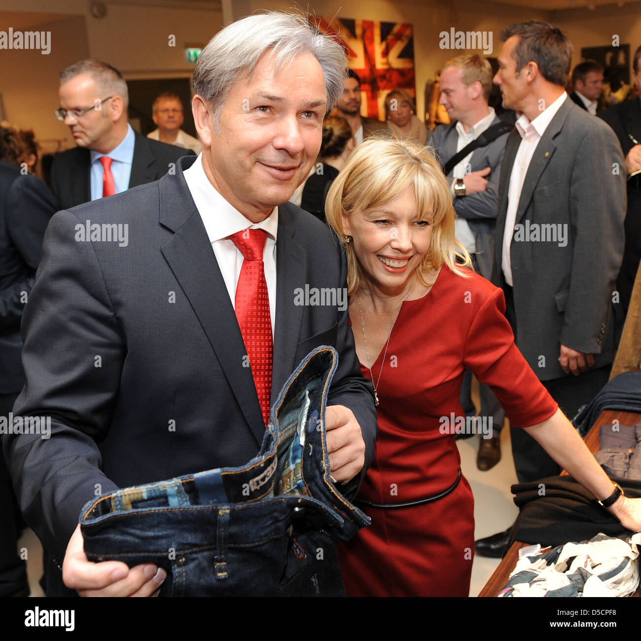 Klaus Wowereit und Doris Schröder-Koepf bei Eröffnung des Kaufhauses ...