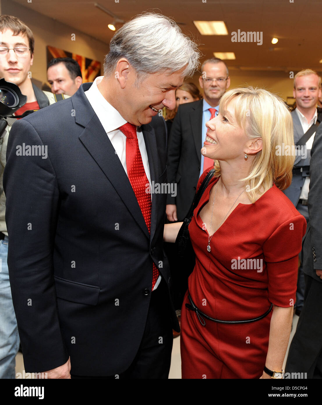 Klaus Wowereit und Doris Schröder-Koepf bei Eröffnung des Kaufhauses ...