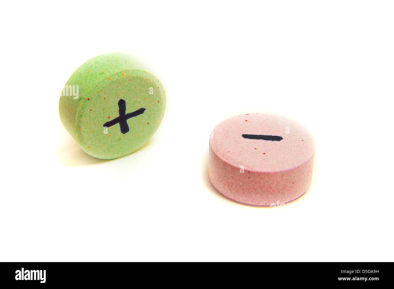 Tabletten mit Plus und minus-Zeichen isoliert auf weiss. Wahl-Konzept ...