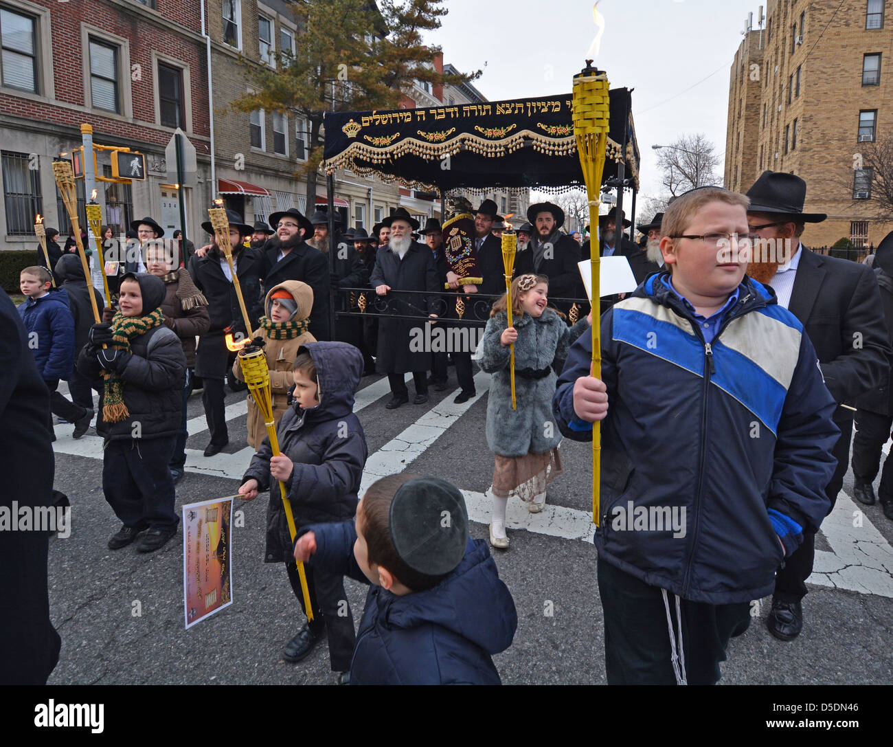 Parade feiert den Abschluss des Schreibens eine Tora-Rolle. In Crown ...