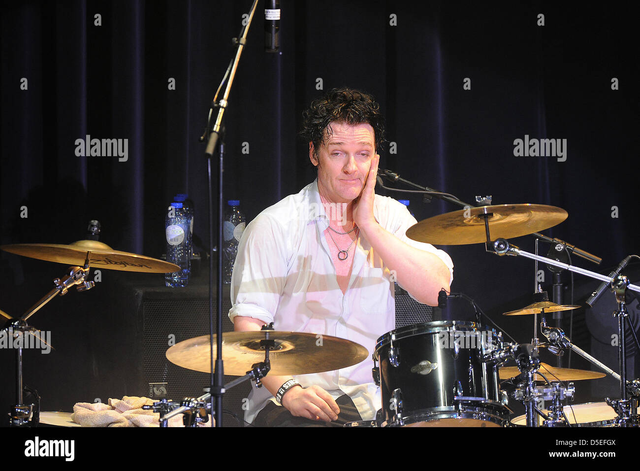 Danny Thompson, Musiker von Alan Parsons Live Project, führt mit Alan ...