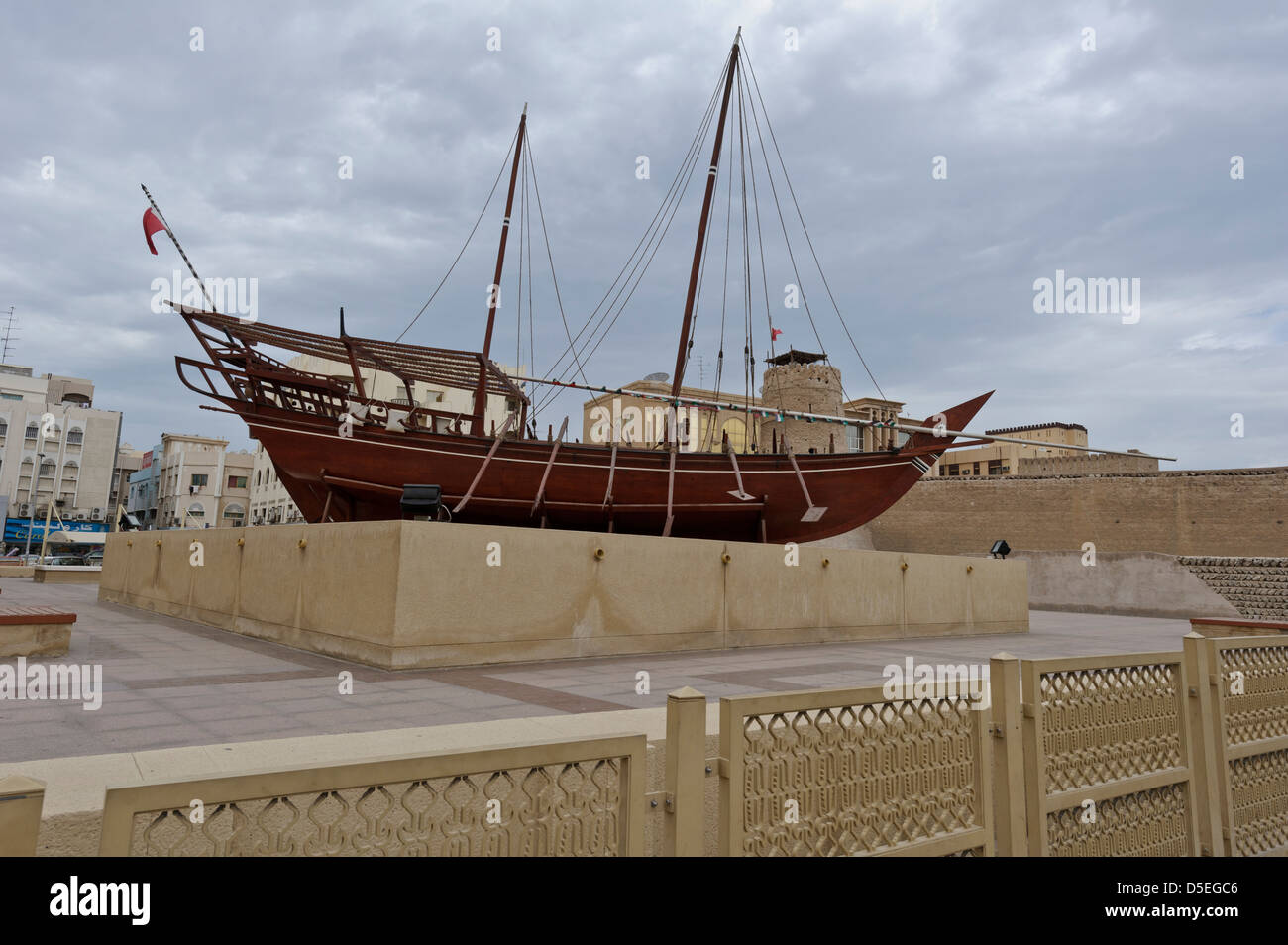 Ein altes traditionelles arabisches Boot (dau) vor Dubai Museum, Dubai ...