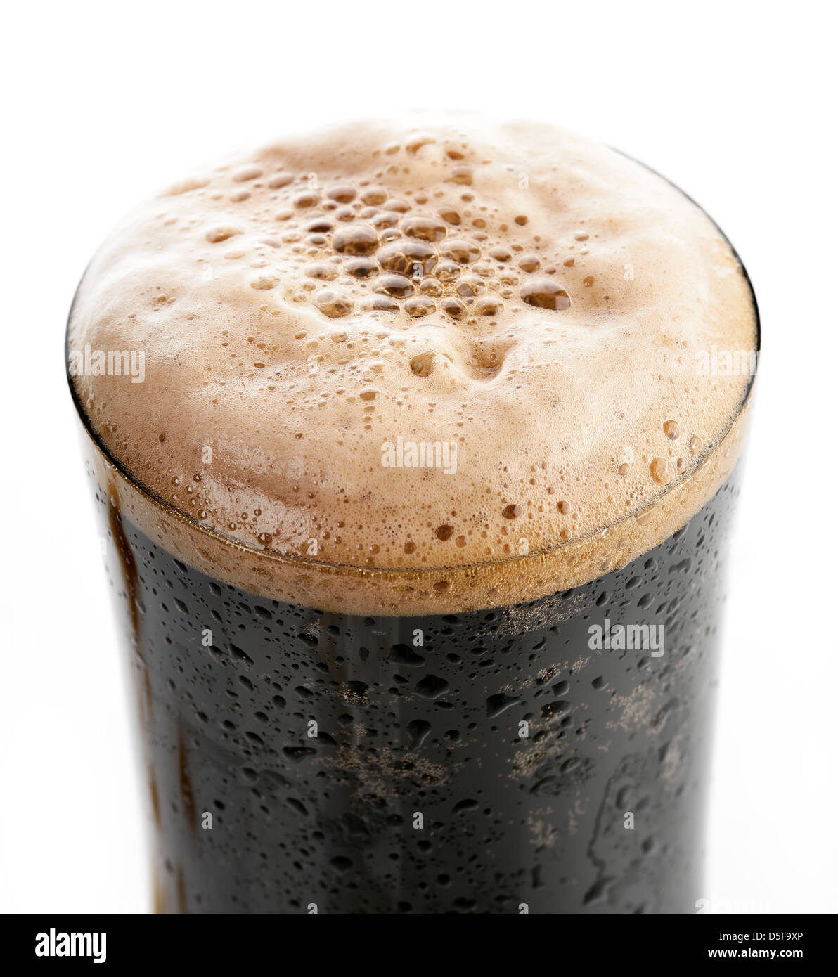 Beer glass dark -Fotos und -Bildmaterial in hoher Auflösung – Alamy