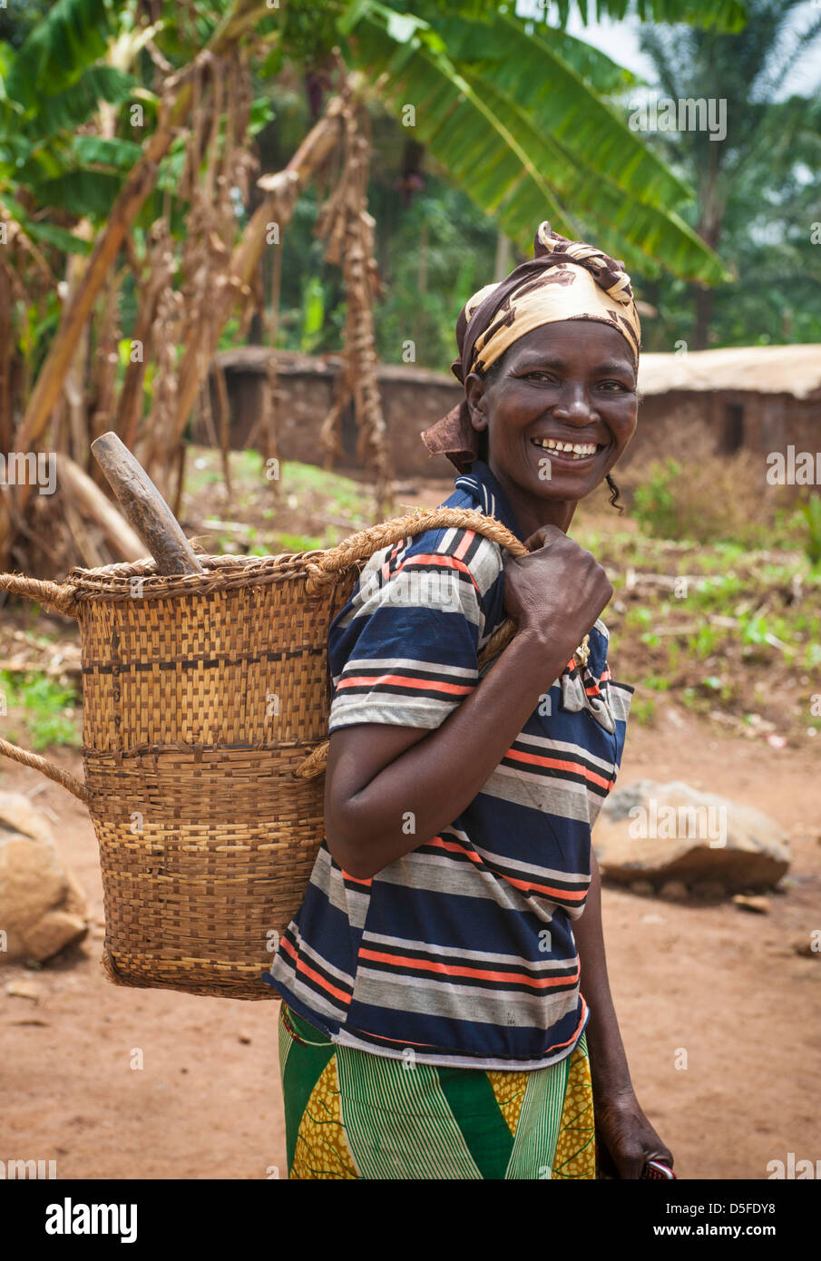 Afrikanische Frau mit Korb, wie sie in das Feld in Kamerun zur Arbeit ...