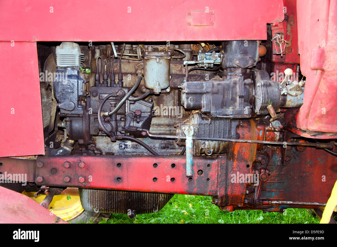 Grunge-Oldtimer-Traktor-Motor-Fragment in Hof Stockfotografie - Alamy