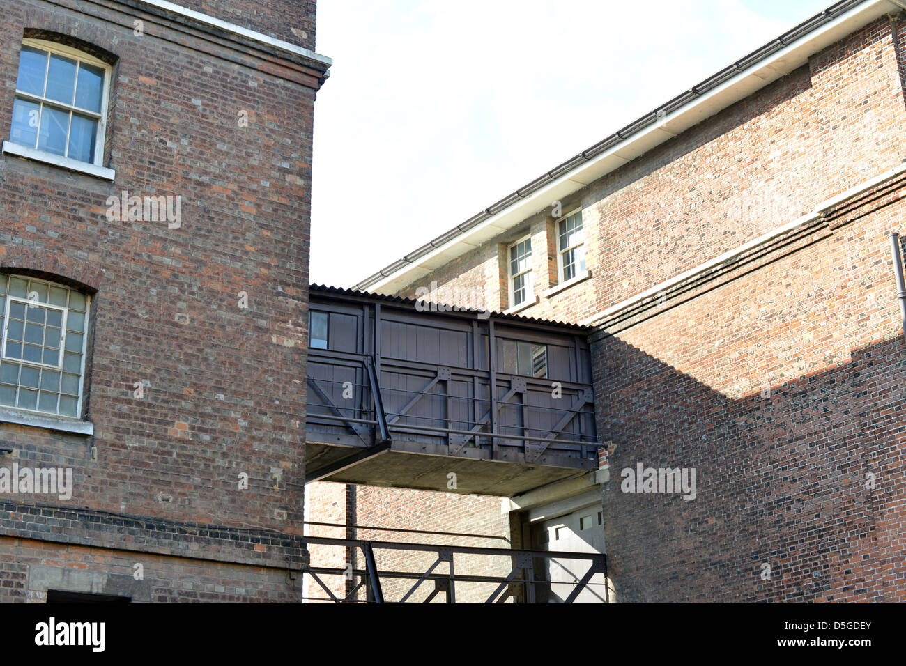 Bridge between two buildings -Fotos und -Bildmaterial in hoher ...
