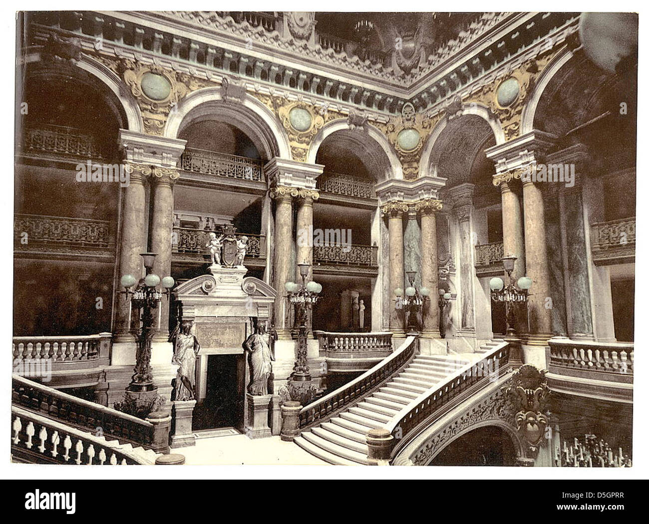 Opera garnier paris stairs -Fotos und -Bildmaterial in hoher Auflösung ...