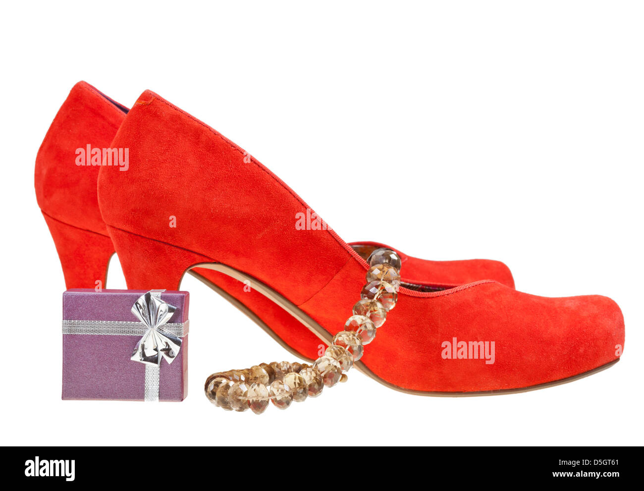 paar rote high-Heel Pumps mit kleinen Geschenk-Box und Halskette ...
