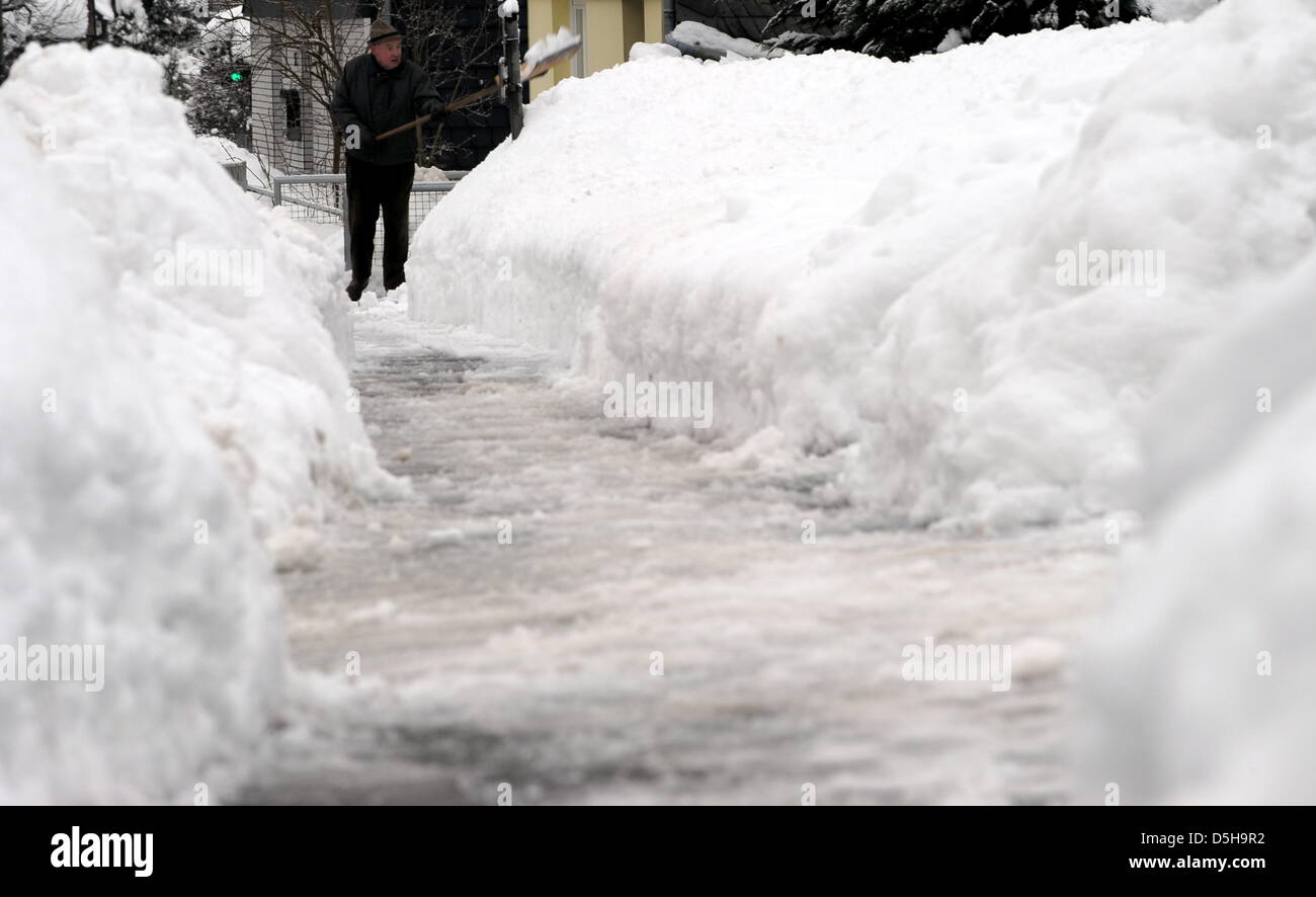 Werner Ehlers Schaufeln Schnee in Freudenberg, Deutschland, 3. Februar ...