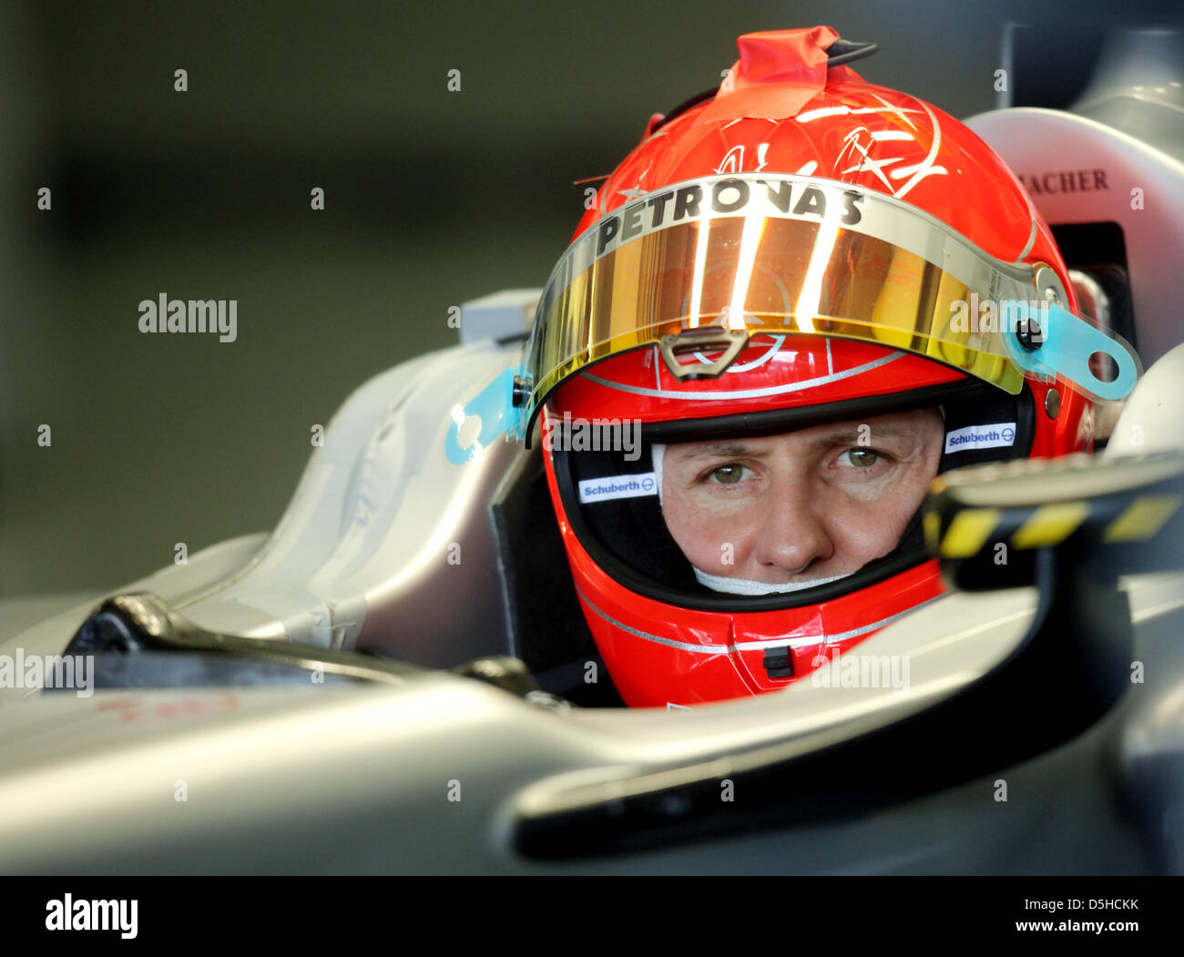 Deutsche Formel1 Rennfahrer Michael Schumacher Mercedes GP sitzt in ...